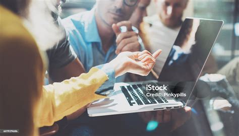 클로즈업 스타트업 다양성 팀워크 브레인스토밍 미팅 컨셉비즈니스 팀 동료 기업 재무와 산업에 대한 스톡 사진 및 기타 이미지