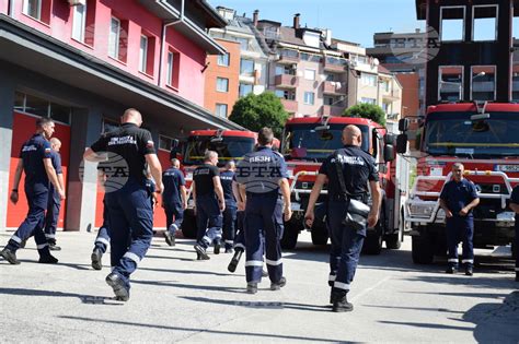 Шестнадесет български пожарникари заминаха днес за Гърция където ще