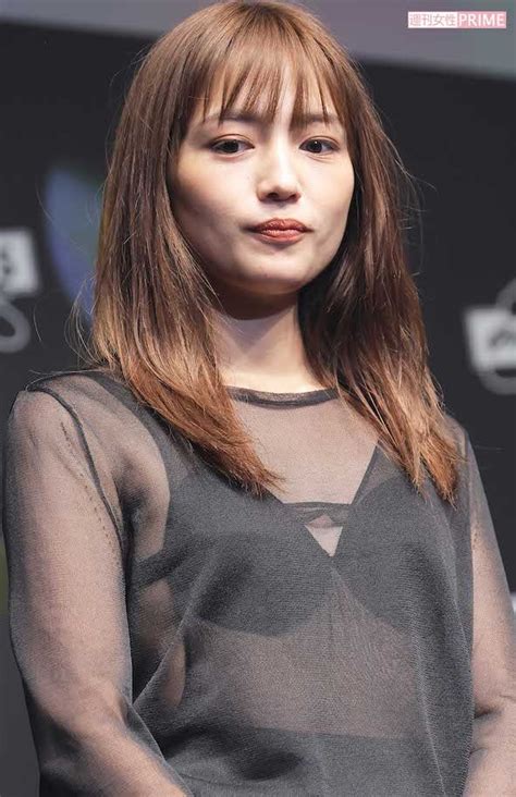 川口春奈 透けすぎ大胆肌見せで視線独占も《セクシーでも似合ってもない》巻き起こった「日本人に露出は向いていない」論争（3ページ目） 週刊