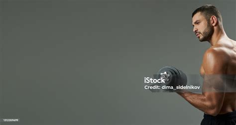 회색 배경에 고립 된 근육의 정의를 개발 하는 사랑스러운 수염 남성의 웹사이트 헤더 이두근에 대한 스톡 사진 및 기타 이미지 이두근 체육관 남자 Istock