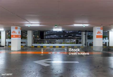 밤에는 빈 공간 주차장 내부 실내 주차장 자동차가 있는 주차장 내부와 주차장 건물의 빈 주차장 일부 주차장은 콘도미니엄이나 백화점에 비어 있습니다 0명에 대한 스톡 사진 및