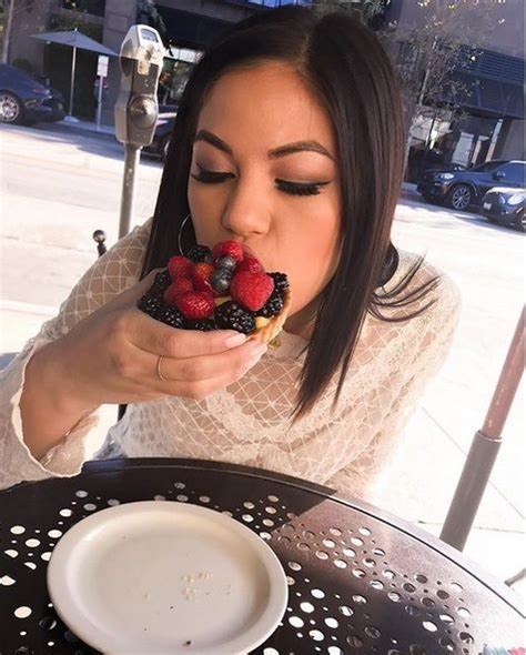 Kendra Spade Takes A Bite Scrolller