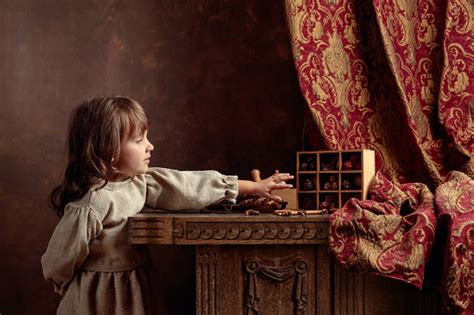 과자와 테이블 근처 빈티지 린넨 드레스에 어린 소녀 복고풍 스타일의 장르 초상화 가구에 대한 스톡 사진 및 기타 이미지 가구 갈색 감정 Istock