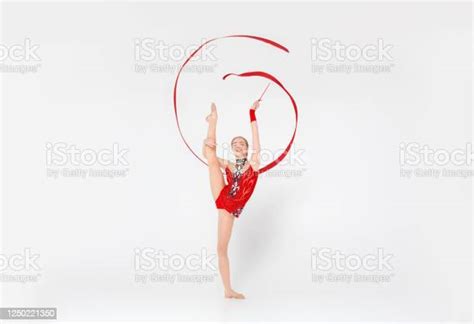 아름다운 밀레니엄 체조 선수 문자열 스포츠 경쟁에 대 한 준비 흰색에 고립 건강한 생활방식에 대한 스톡 사진 및 기타 이미지 건강한 생활방식 경쟁 곡예 활동 Istock