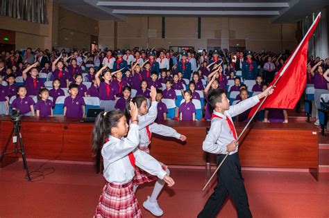 争做新时代好队员青岛市建队纪念日暨新队员入队仪式举行