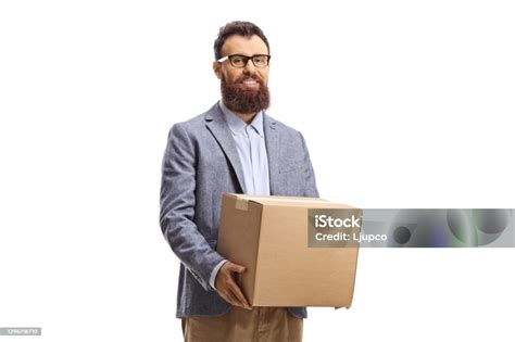 안경을 쓰고 골판지 상자를 들고 있는 수염을 기고한 남자 30 34세에 대한 스톡 사진 및 기타 이미지 30 34세 나름 남성 Istock