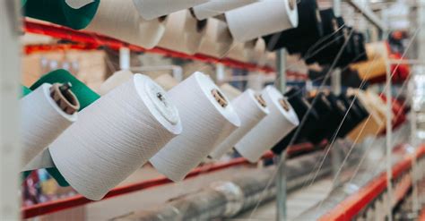 有关＃室内 主轴 制造工厂 大量生产 工业机械 工业环境 工业设备 工业过程 工廠 工業 机械零件 棕褐色纱 機械 特写 现代工业 生产线 生產 白纱 紗