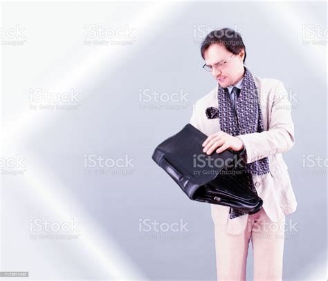 성공으로 가는 길에 비즈니스 라이프 양복과 안경을 쓰고 서류 가방을 입은 의도적인 정력적인 남자가 흰색 배경에 열립니다 결심에 대한 스톡 사진 및 기타 이미지 Istock