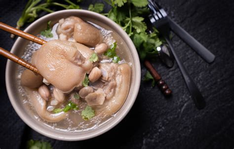 평면도 클로즈업 복사 공간 대만 아시아 특유의 길거리 음식 베이 지 색 아이 보 리 크리 미 화이트 컬러 그릇 어두운 셰 일 슬레이트 테이블에 고립 된 땅콩 돼지 너 클