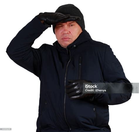 재킷 모자 장갑을 입은 남자 그는 손을 선바이저처럼 만들고 먼 곳을 바라본다 절반 길이 초상화 55 59세에 대한 스톡 사진 및 기타 이미지 Istock