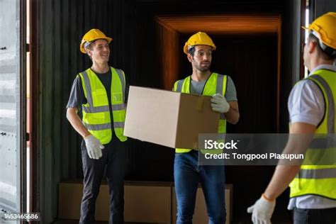 노동자는 창고에 트레일러 트럭 공원에 40 피트 강철 콘테이너에서 가지고 가는 판지 상자를 나릅니다 걱정하는에 대한 스톡 사진 및 기타 이미지 Istock