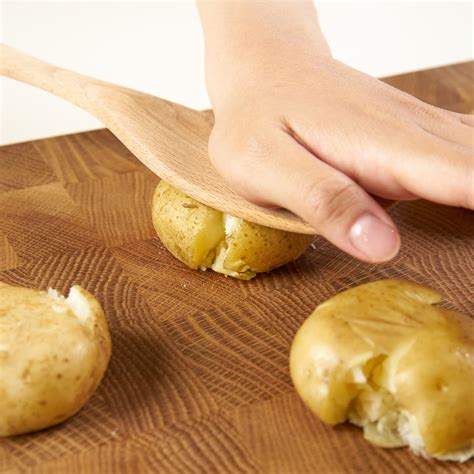 스테이크와 사이드 누른알감자 새미네부엌