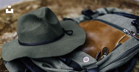 회색 가방에 둥근 모자 사진 Unsplash의 무료 모자 이미지