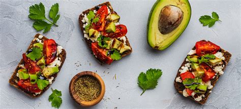 아보카도 체리 토마토 페타 치즈 샌드위치 발사믹 소스 오래된 올리브 보드에 실란트로 위쪽 보기 건강한 식생활에 대한 스톡 사진 및 기타 이미지 Istock