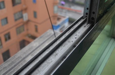 年底大扫除窗户槽脏难清理？家政阿姨教你一招，死角也能清理干净 知乎