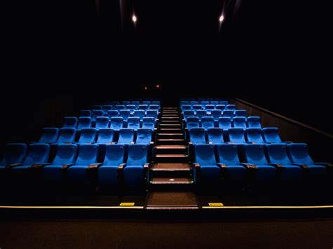 상민 막막한 설레임 영화 시작 10분 전입니다 평일 밤이어서 그럴까요 3시간 넘는 장편이라 그럴까요 상영관에 들어가니 제가 일등입니다 영화 속 주인공처럼 영화관