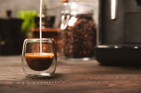 주방 내부에 컵이 있는 현대적인 에스프레소 커피 머신 신선한 커피를 만드는 기계 커피 하우스 개념입니다 텍스트를 위한 위치입니다 복사 장소 0명에 대한 스톡 사진 및 기타