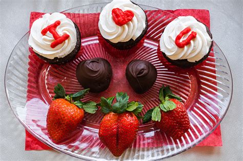 발렌타인 데이 컵 케이크 초콜릿 딸기가 빨간 냅킨 위에 앉아있는 플래터의 모습 0명에 대한 스톡 사진 및 기타 이미지 0명 공휴일 귀여운 Istock