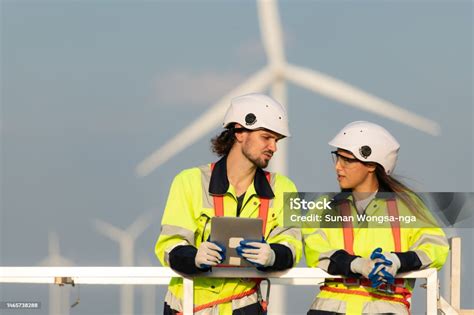 자연 에너지 풍력 터빈 현장에 주둔하는 남녀 엔지니어 풍력 에너지를 전기로 변환하는 주요 풍력 터빈 운영에 대한 일일 감사 작업 식물에 대한 스톡 사진 및 기타 이미지