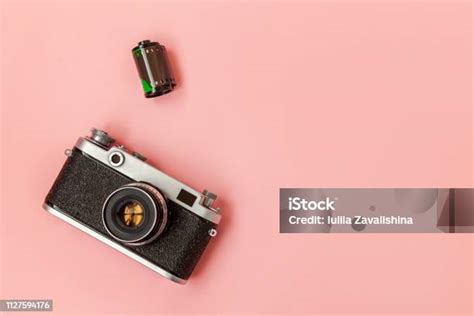 빈티지 필름 사진 카메라 렌즈와 필름 롤 핑크 파스텔 유행 배경 0명에 대한 스톡 사진 및 기타 이미지 0명 개념 개념과 주제 Istock