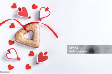 하트 모양의 쿠키는 흰색 배경에 빨간 리본과 흩어진 빨간 하트로 묶여 있습니다 0명에 대한 스톡 사진 및 기타 이미지 0명 2월 개념 Istock