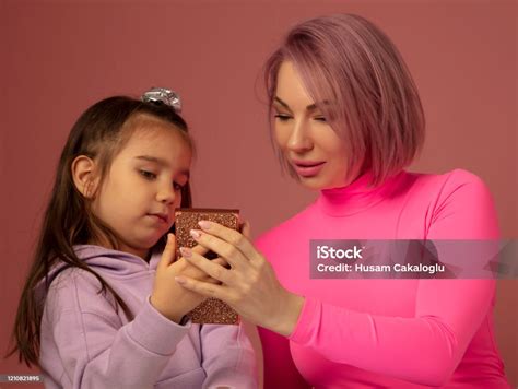 쾌활한 어머니와 딸을 사용하여 스마트 폰 스튜디오 샷 앞 의 핑크 배경 가족에 대한 스톡 사진 및 기타 이미지 가족 갈색 녹슨 색 Istock