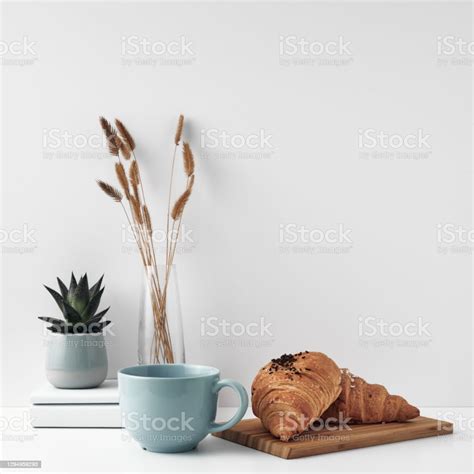 나무 스탠드에 크루아상과 머그잔 꽃병과 책 흰색 배경에 식물이있는 냄비 실내 장식 미니멀리즘의 친환경 소재 공간을 복사하고 모의합니다 0명에 대한 스톡 사진 및 기타 이미지