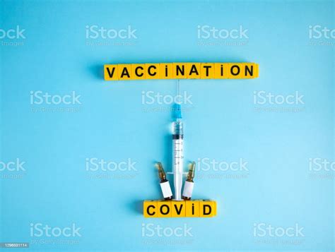 코로나 바이러스에 대한 예방 접종을위한 파란색 배경에 다양한 의약품 코로나바이러스 예방 접종 예방 접종 코디드 19 코로나 바이러스 감염에 대한 치료의 개념 0명에 대한