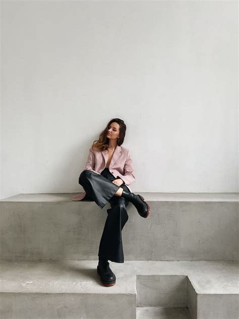 Идея фото девушки в пиджаке в полный рост