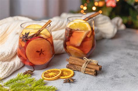 신선한 과일과 향신료 계피와 아니스 조각을 곁들인 뜨거운 향기로운 Mulled 와인 잔 전통적인 겨울 음료 0명에 대한 스톡 사진 및 기타 이미지 Istock