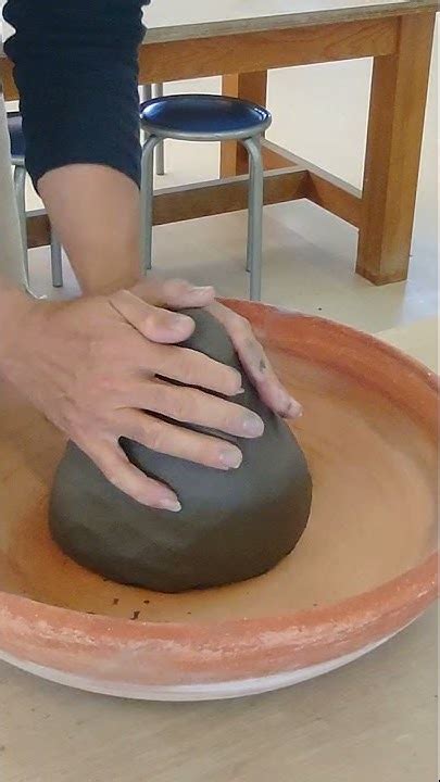 大工で陶芸作家②陶芸作業の基本作業菊練り。上手く錬るには三年かかる 0126 Youtube