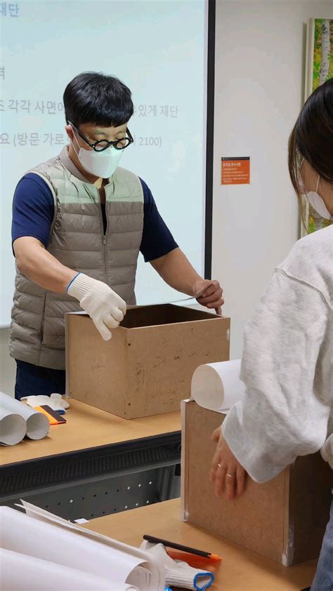 인테리어필름 셀프시공 클래스 입니다 인테리어필름으로는 가구의 색을 바꿀 수 있어요🌈 크게는 붙박이장 싱크대 붙여서 공간의 분위기를 바꿀 수 있고요 작게는 가구의 색을