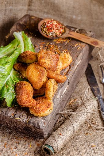 나무 배경 칠판 소박한 스타일 포크와 칼 겨자 소스와 향신료 근접 촬영으로 바삭한 집에서 구운 치킨 너 겟과 소스의 신선한 더미 0명에 대한 스톡 사진 및 기타 이미지