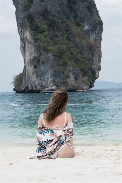 집 밖의 경치 경치가 좋은 고요한 관광 관광객 녹지 동남아시아 레저 모래 모험 목가적인 무성한 바다 바다 경치 비치웨어 비키니 석회암 절벽