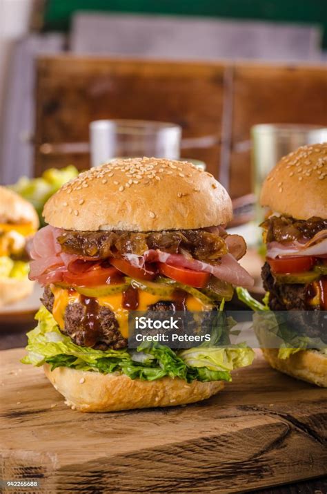 수 제 쇠고기 햄버거 Caramelized 양파 베이컨 및 맥주 양파에 대한 스톡 사진 및 기타 이미지 양파 캐러멜 입히기 햄버거 Istock