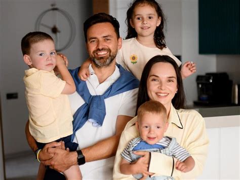 З дитячого будинку до обіймів люблячих батьків — перші фото усиновленого сина ведучого Тимура