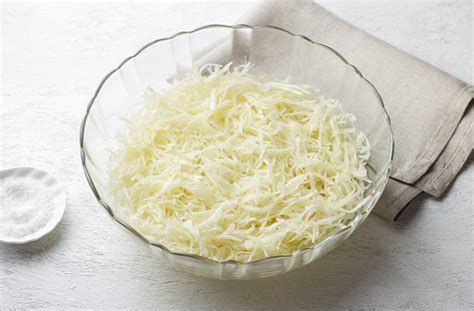 유리 그릇에 소금을 곁들인 갓 잘게 썬 흰 양배추 샐러드 발효 야채 요리 클로즈업에 딱 갈기갈기 찢어진에 대한 스톡 사진 및 기타 이미지 Istock