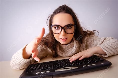 컴퓨터에서 일하는 재미있는 괴짜 소녀 컴퓨터에서 일하는 재미있는 괴짜 소녀 사진 배경 및 무료 다운로드를위한 그림 Pngtree