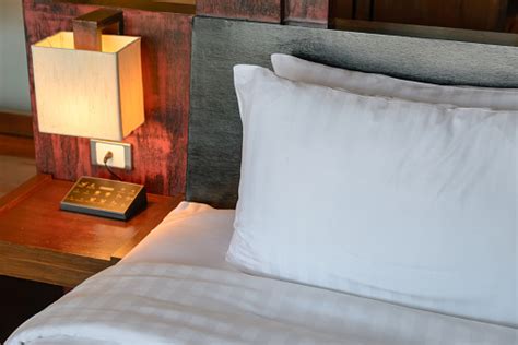 인테리어 아름 다운 침구와 베개 지저분한 콘크리트 벽 인테리어 현대적인 침실 인테리어 모던 홈 0명에 대한 스톡 사진 및 기타 이미지 Istock