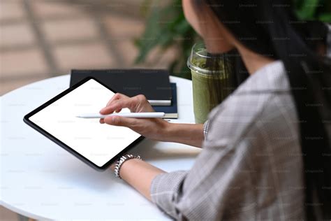 공원에 앉아 있는 동안 디지털 태블릿 화면에 스타일러스 펜 그림을 들고 있는 젊은 크리에이티브 디자이너 사진 Unsplash의 태국 이미지