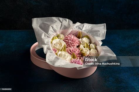 파란색 배경에 선물 상자에 있는 마시멜로 꽃다발 축제 분위기 발렌타인 데이 세계 여성의 날 건강한 생활방식에 대한 스톡 사진 및 기타 이미지 Istock