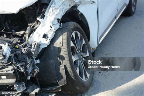 자동차 충돌 또는 사고 전면 펜더 및 가벼운 손상 깨진 차량 세부 사항 또는 클로즈업 충돌 사고에 대한 스톡 사진 및 기타 이미지 충돌 사고 전경 충돌 쪽으로 이동