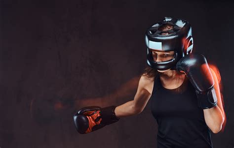 여성 권투 선수 권투 연습 심각한 집중 얼굴 과정에 집중 하는 동안 보호 헬멧과 장갑을 착용의 초상화 건강한 생활방식에 대한