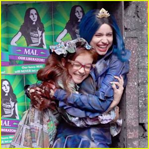 Anna Cathcart Talks Looking Up To ‘descendants 3′ Co Stars Sofia Carson