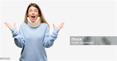 젊은 부상을 입고 목 중괄호 칼라 행복 하 고 놀 표현 와우 제스처를 응원 하는 여자 감정에 대한 스톡 사진 및 기타 이미지 감정 건강관리와 의술 경외감 Istock