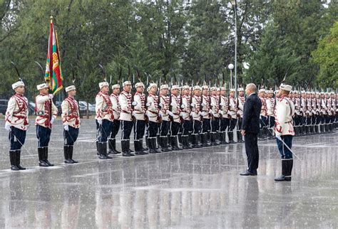 Румен Радев Националната гвардейска част е символ на чест дълг достойнство етика и истинско