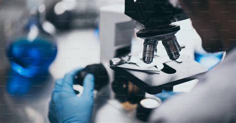 실험실에서 현미경을 통해 보고 있는 젊은 과학자 연구를 하는 젊은 과학자 사진 Unsplash의 과학자 이미지