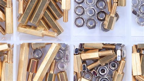 플라스틱 콘테이너에 있는 금관 악기 스탠드 오프 스페이서 남성과 여성 세트 Diy에 대한 스톡 사진 및 기타 이미지 Diy