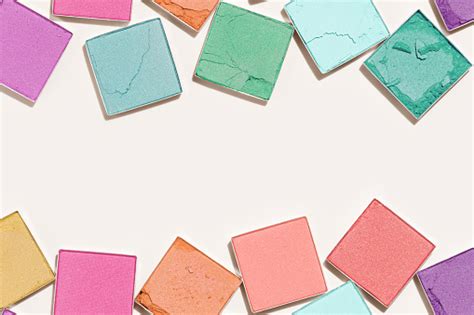 베이지색 배경에 메이크업을 위한 멀티 컬러 사각형 견본 아이섀도 눈 화장품을 위한 트렌드 파스텔 생생한 색상 질감 분말 아이섀도우 색상 팔레트 평면도 클로즈업 패턴 색상