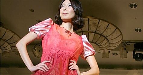 컬러풀한 상백지로 만든 옷